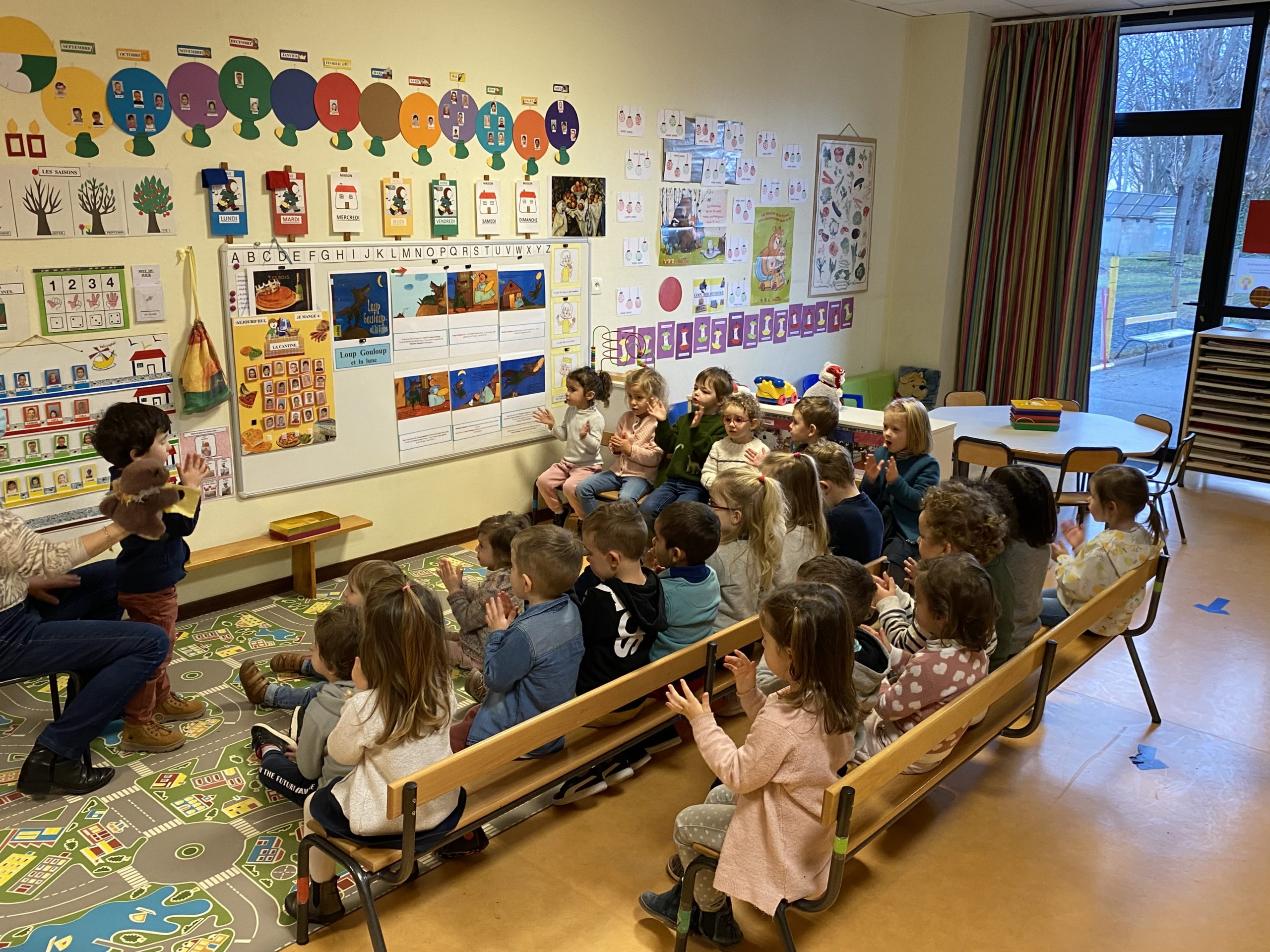 Les petits apprennent les couleurs | Saint-Alyre